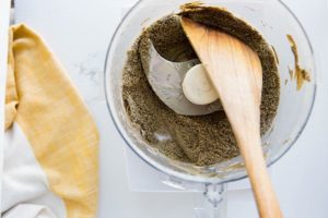 The Best and Worst Toothpaste Ingredients [Plus 2 DIY Recipes]